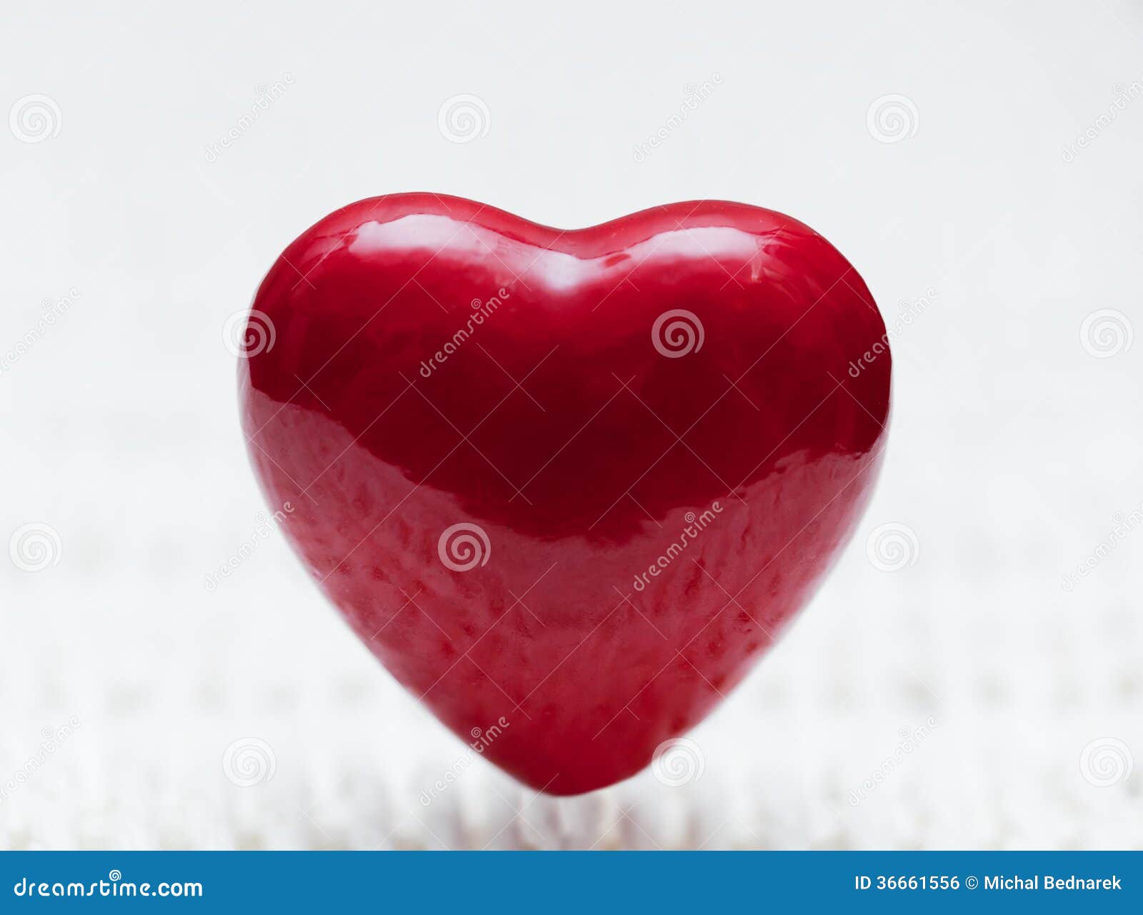 Rote Herzform Auf Flechtweide. Symbol Der Liebe Stockfoto - Bild von ...
