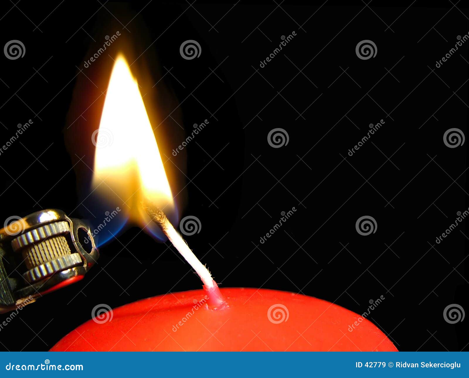 Rote Kerze mit Feuerzeug stockbild. Bild von kerze, feuerzeuge - 42779