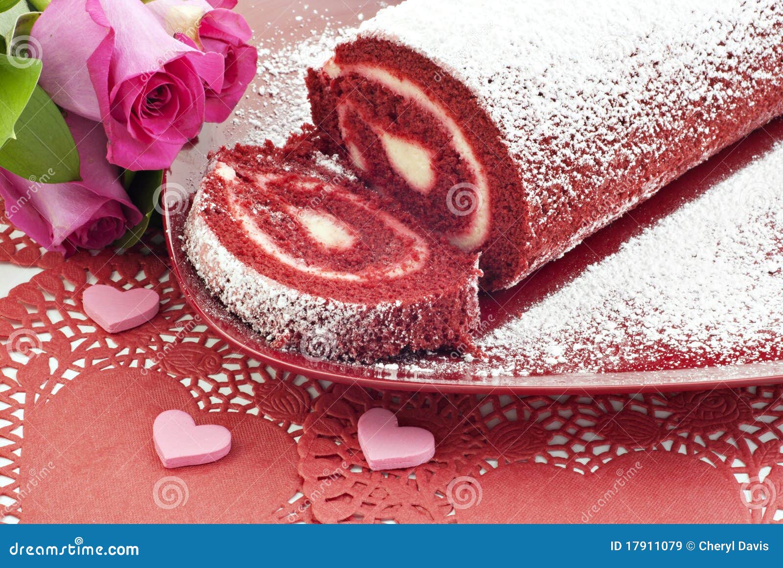 Rote Samt-Kuchen-Rolle Mit Inneren Stockbild - Bild von abgewischt ...