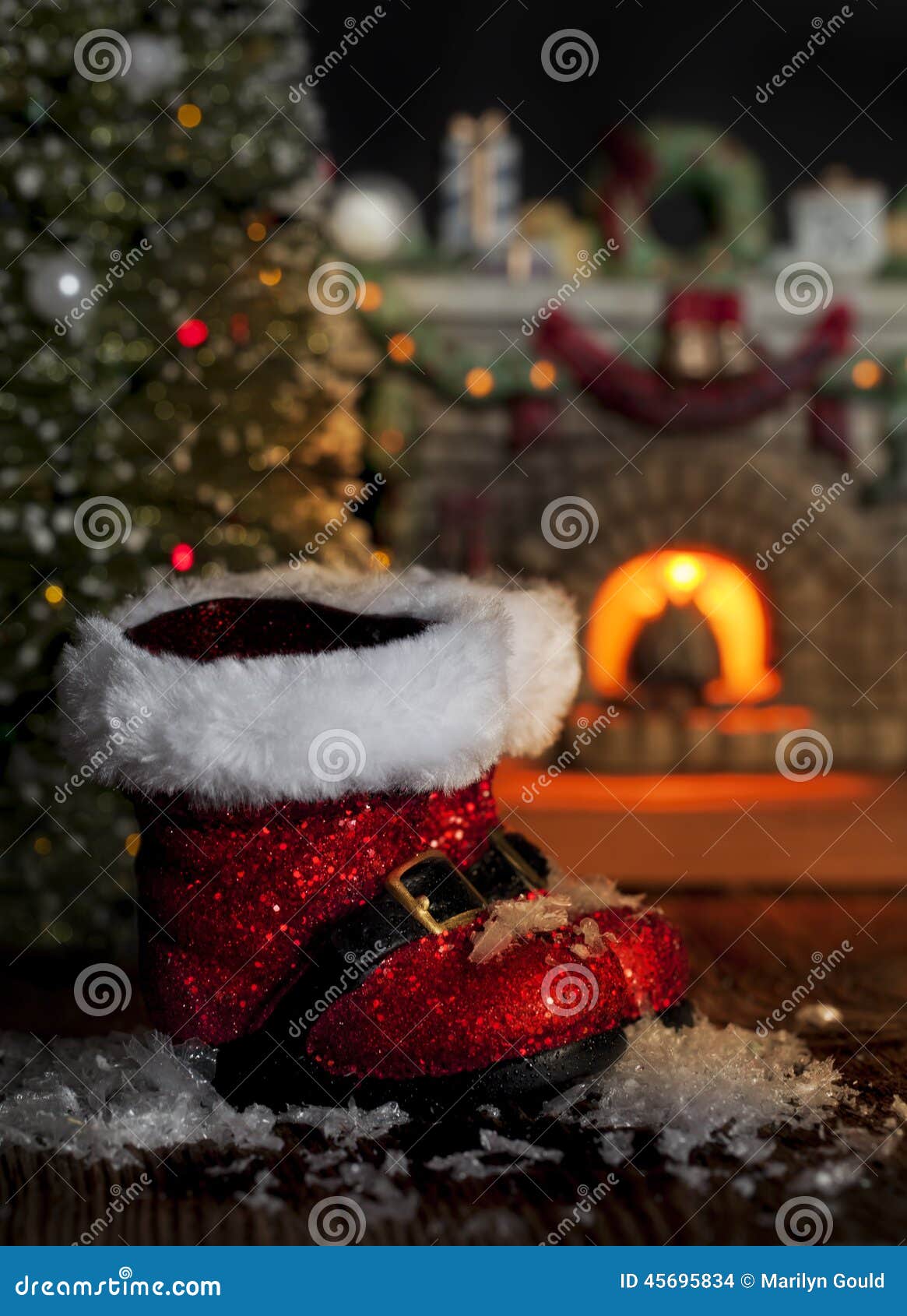 Rote Santa Boots Melting Snow Stockfoto - Bild von bäume, gould: 45695834