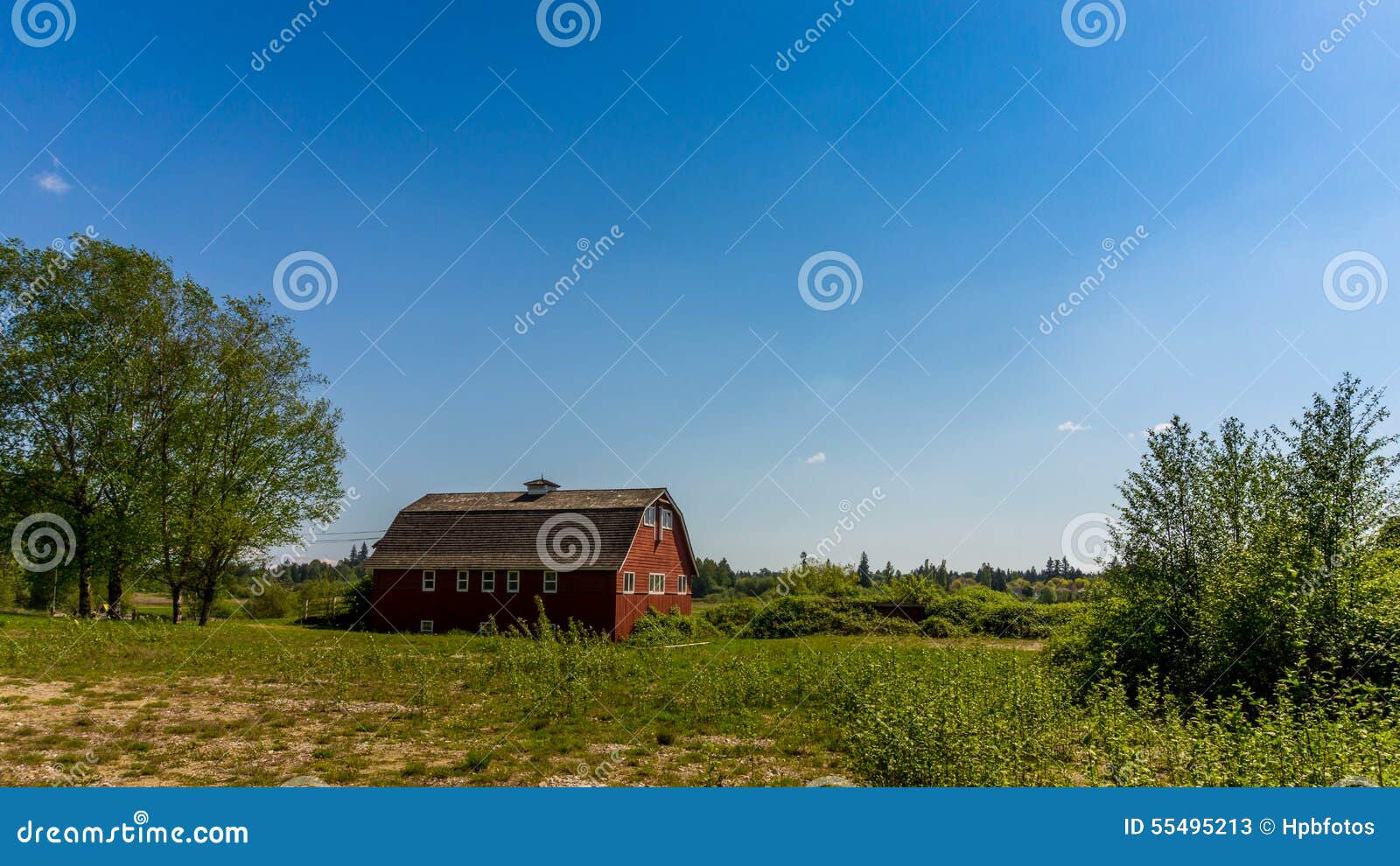 Rote Scheune Auf Dem Gebiet Eines Landwirts Stockbild - Bild von land ...