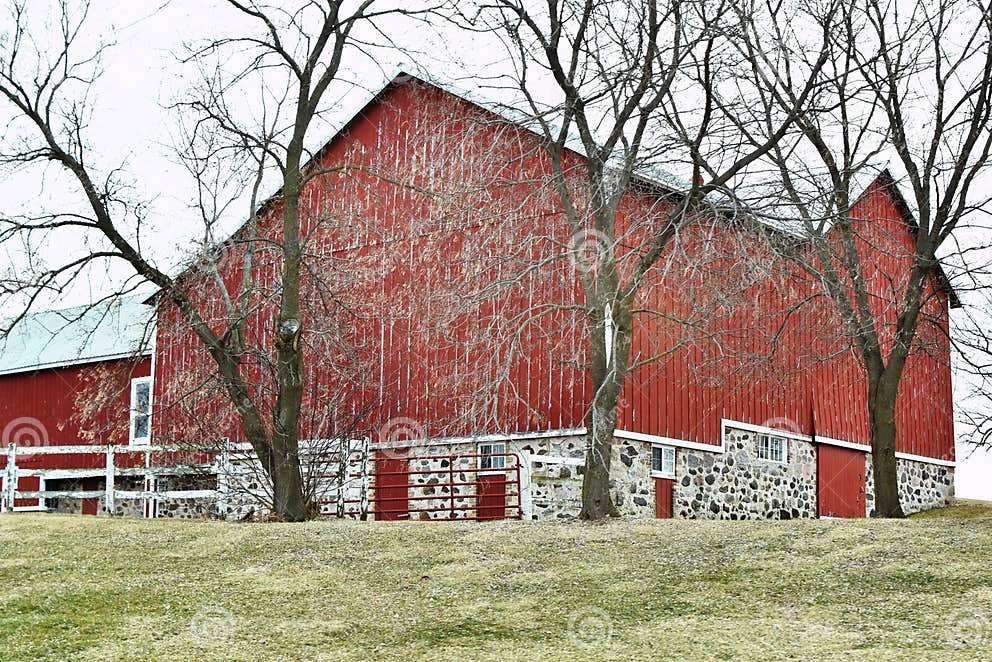 Rote Scheune hinter Bäumen stockfoto. Bild von stall - 88308572