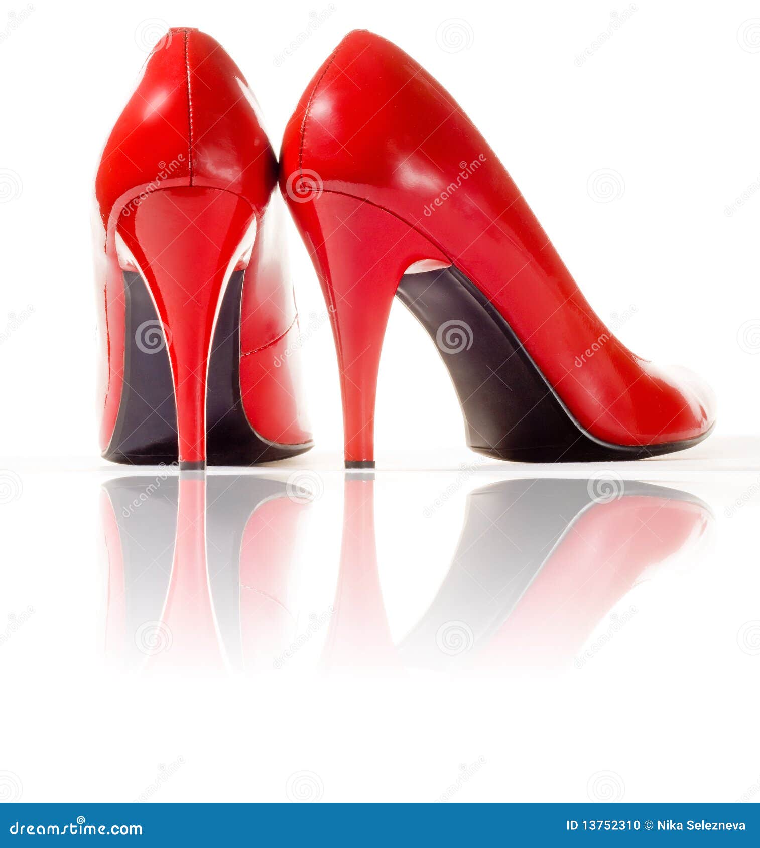 Rote Schuhe stockfoto. Bild von tendenz, stilett, mode - 13752310