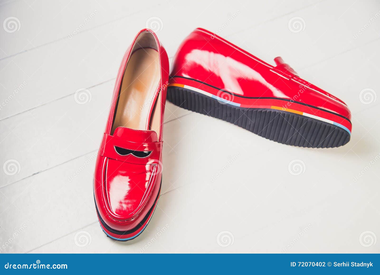 Rote Schuhe, Stilvolle Lackschuhe Stockfoto - Bild von tendenzen ...