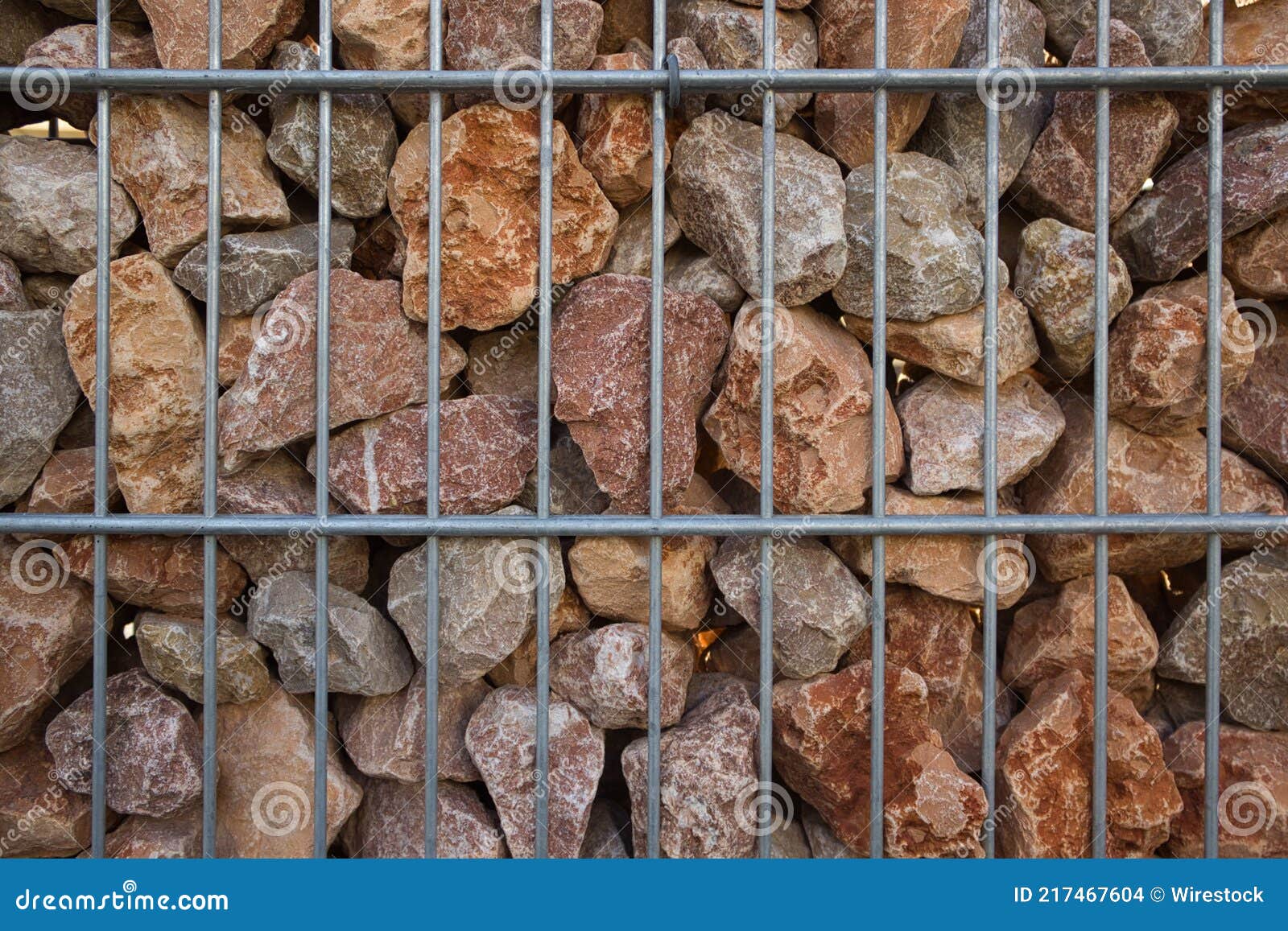 Rote Steine Hinter Den Eisenstangen Stockfoto - Bild von rauh ...