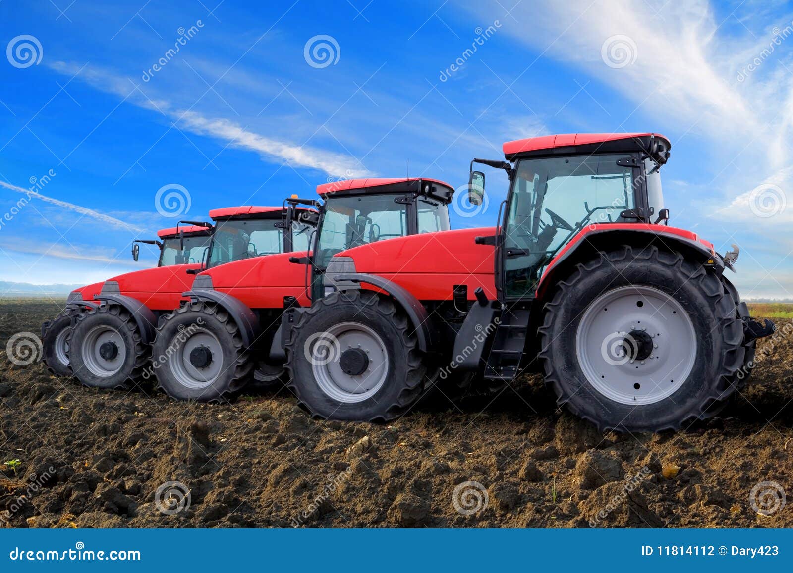 Rote Traktoren auf Feld stockfoto. Bild von reihe, ansicht - 11814112
