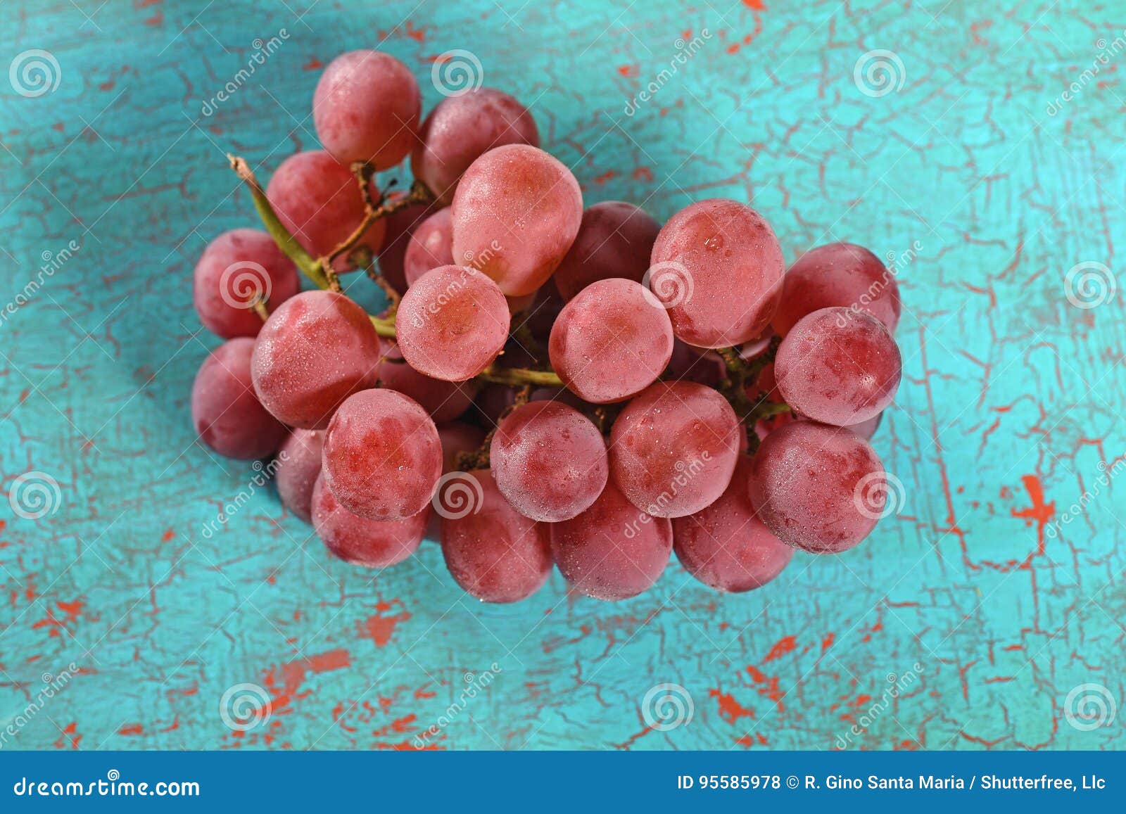 Rote Trauben Auf Weinlese-Tabelle Stockfoto - Bild von block ...