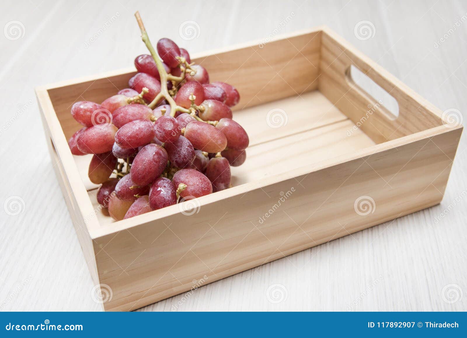 Rote Trauben in Den Holzkisten Stockbild - Bild von fertigkeit, nahrung ...