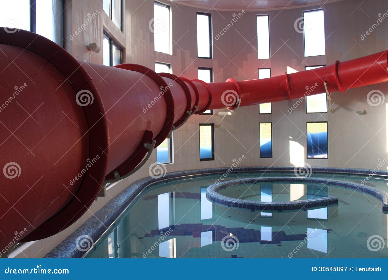 Rote Wasserrutsche stockbild. Bild von blau, transparenz - 30545897