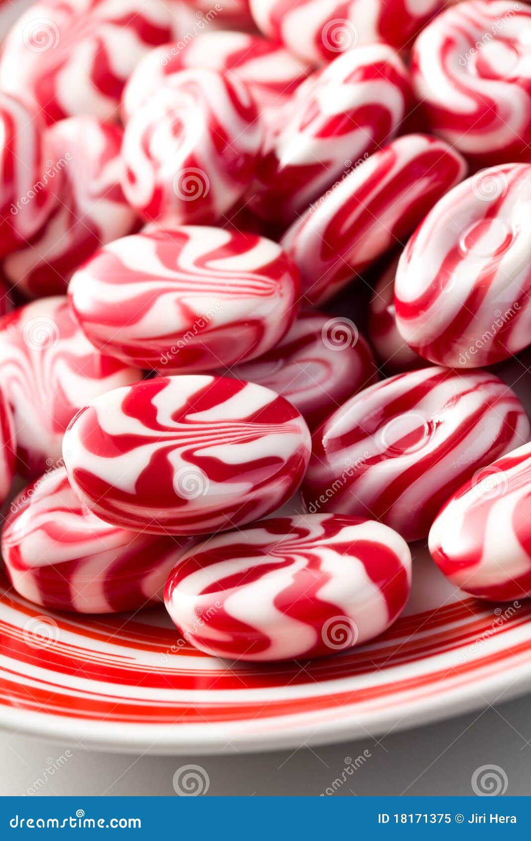 Rote weiße Bonbons stockbild. Bild von sauger, dezember - 18171375
