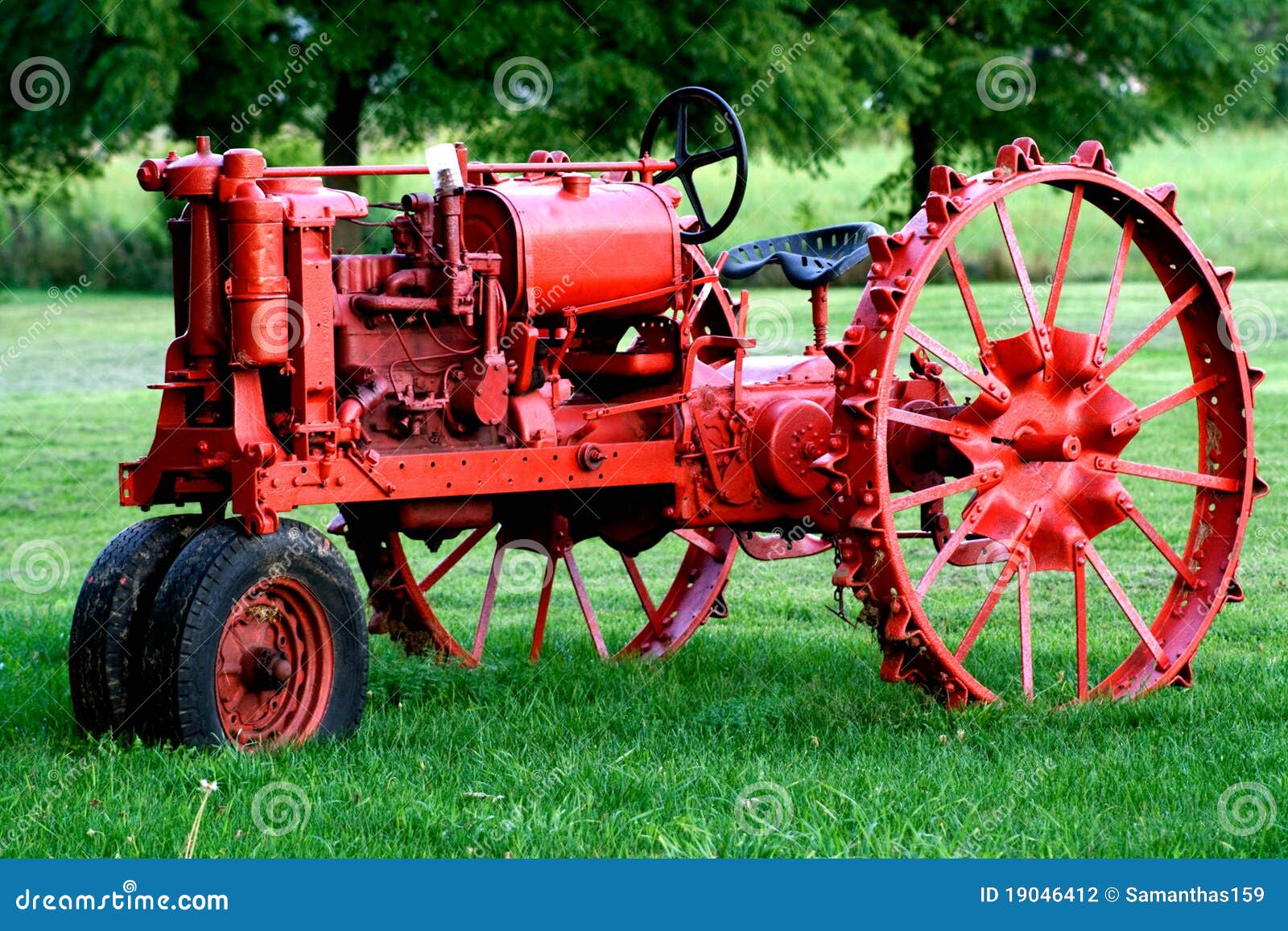 Roter alter Traktor stockfoto. Bild von metall, räder - 19046412