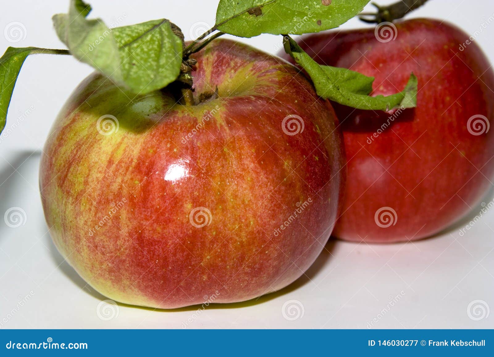 Roter Apfel stock image. Image of apfel, closeup, fruit - 146030277