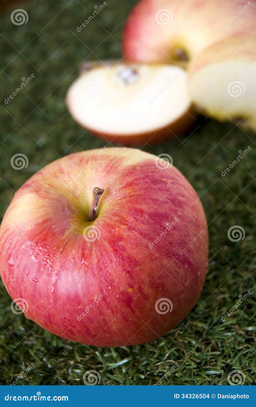 Roter Apfel Mit Apfelscheiben Stockfoto - Bild von frühling, diät: 34326504