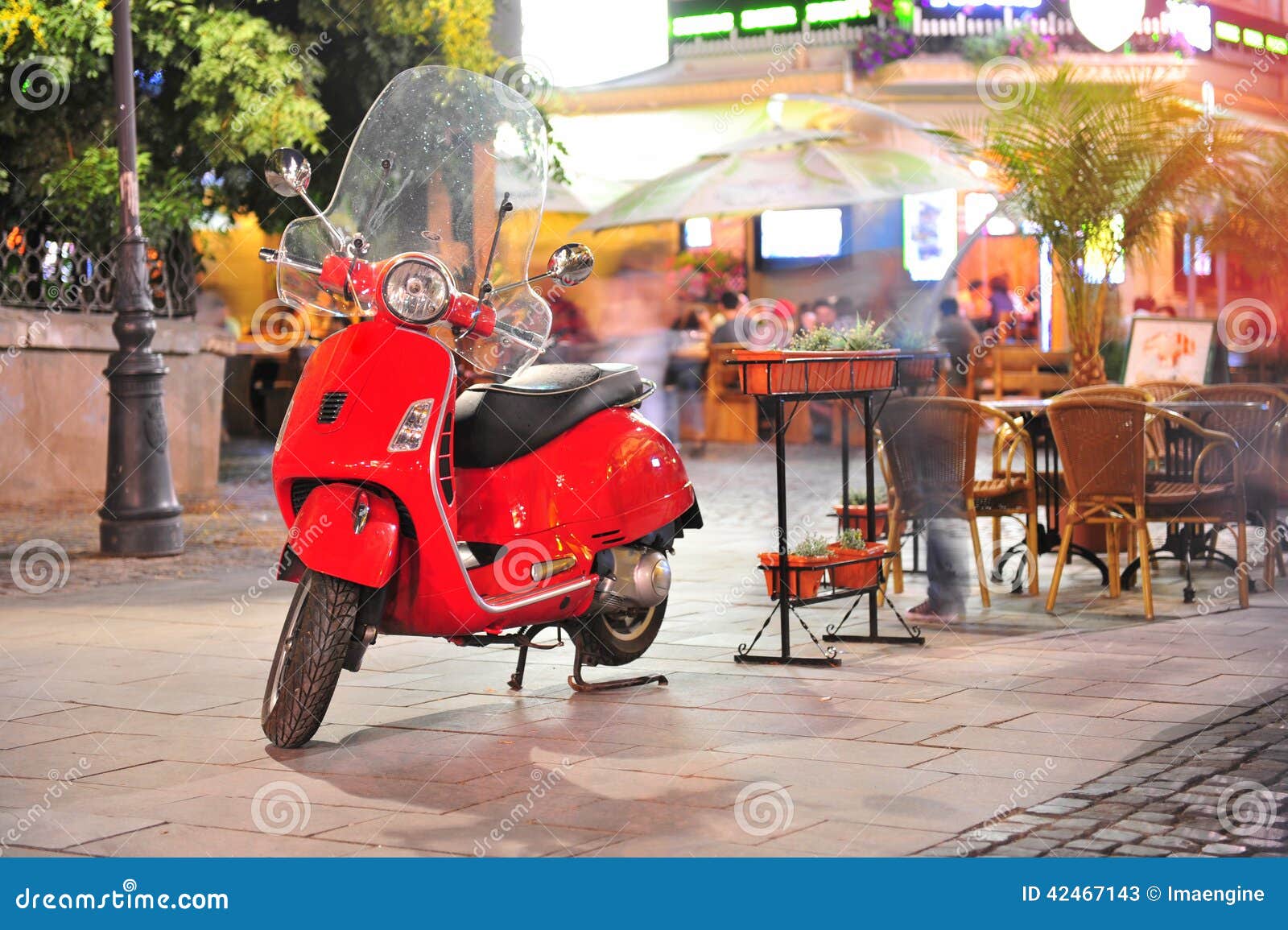 Roter eleganter Roller stockbild. Bild von geparkt, italien - 42467143