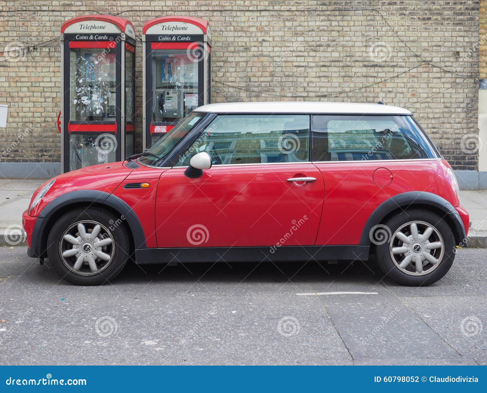 Roter Mini Minor in London redaktionelles stockfotografie. Bild von ...