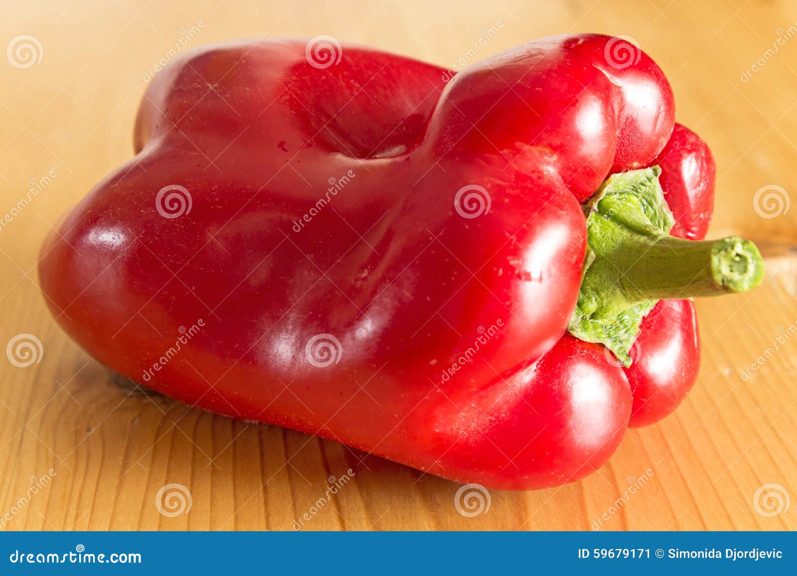 Roter Pfeffer Auf Der Plankentabelle Stockbild - Bild von vegetarier ...