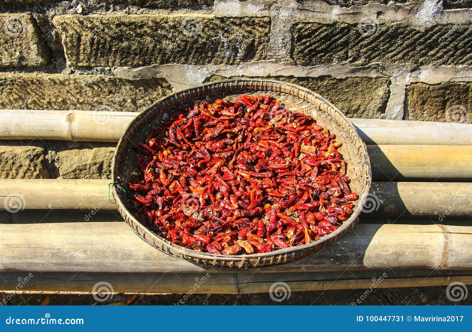 Roter Pfeffer Wird in Der Sonne Getrocknet Stockbild - Bild von nave ...