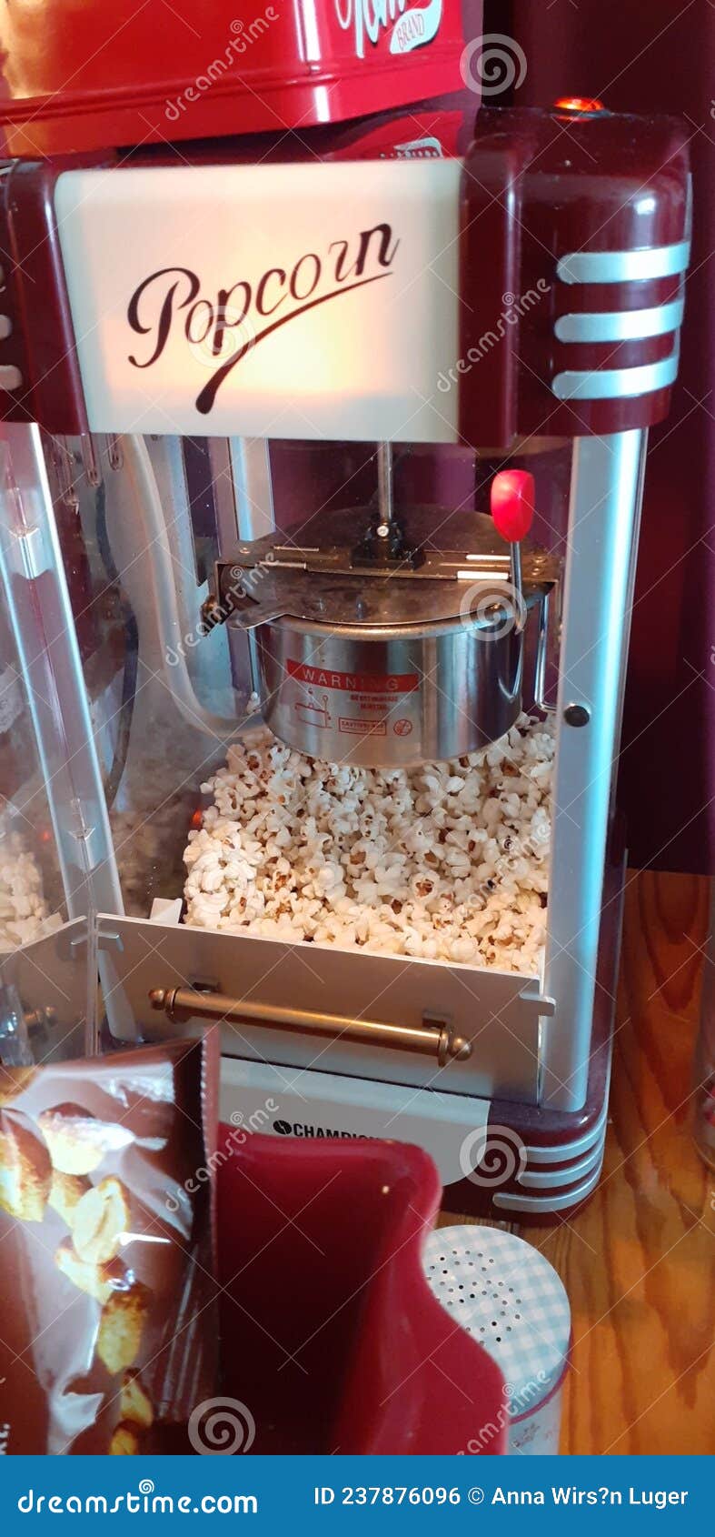 Roter Popcorn-Automat Retro-Dinner Redaktionelles Foto - Bild von ...