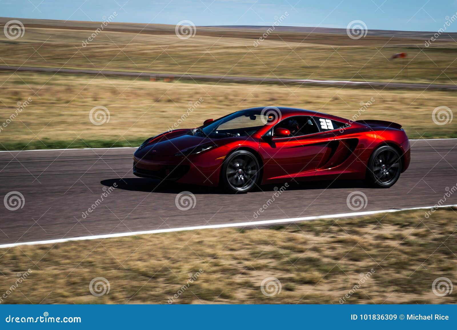Roter Rennwagen auf Bahn redaktionelles stockbild. Bild von himmel ...