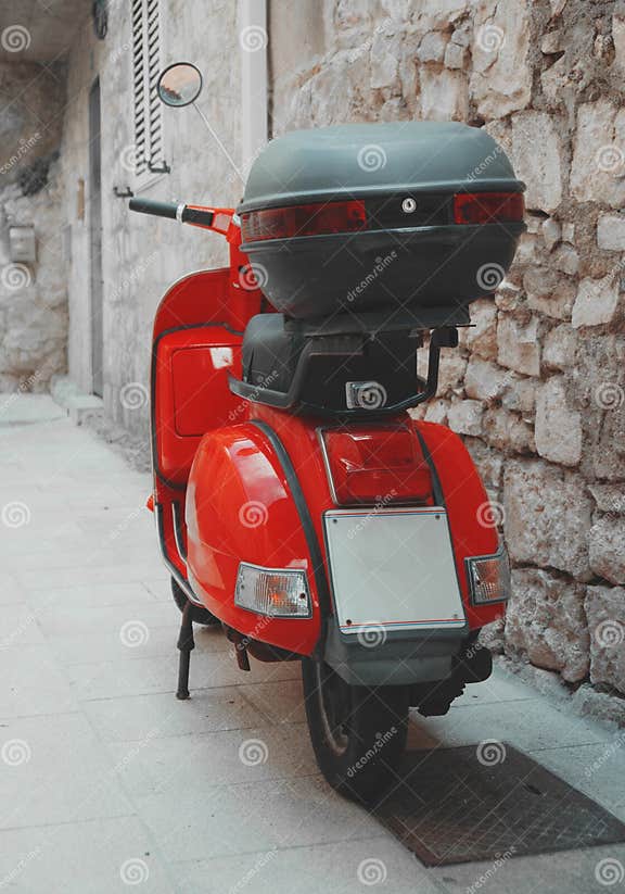 Roter Roller stockbild. Bild von minibike, klassisch - 130179263