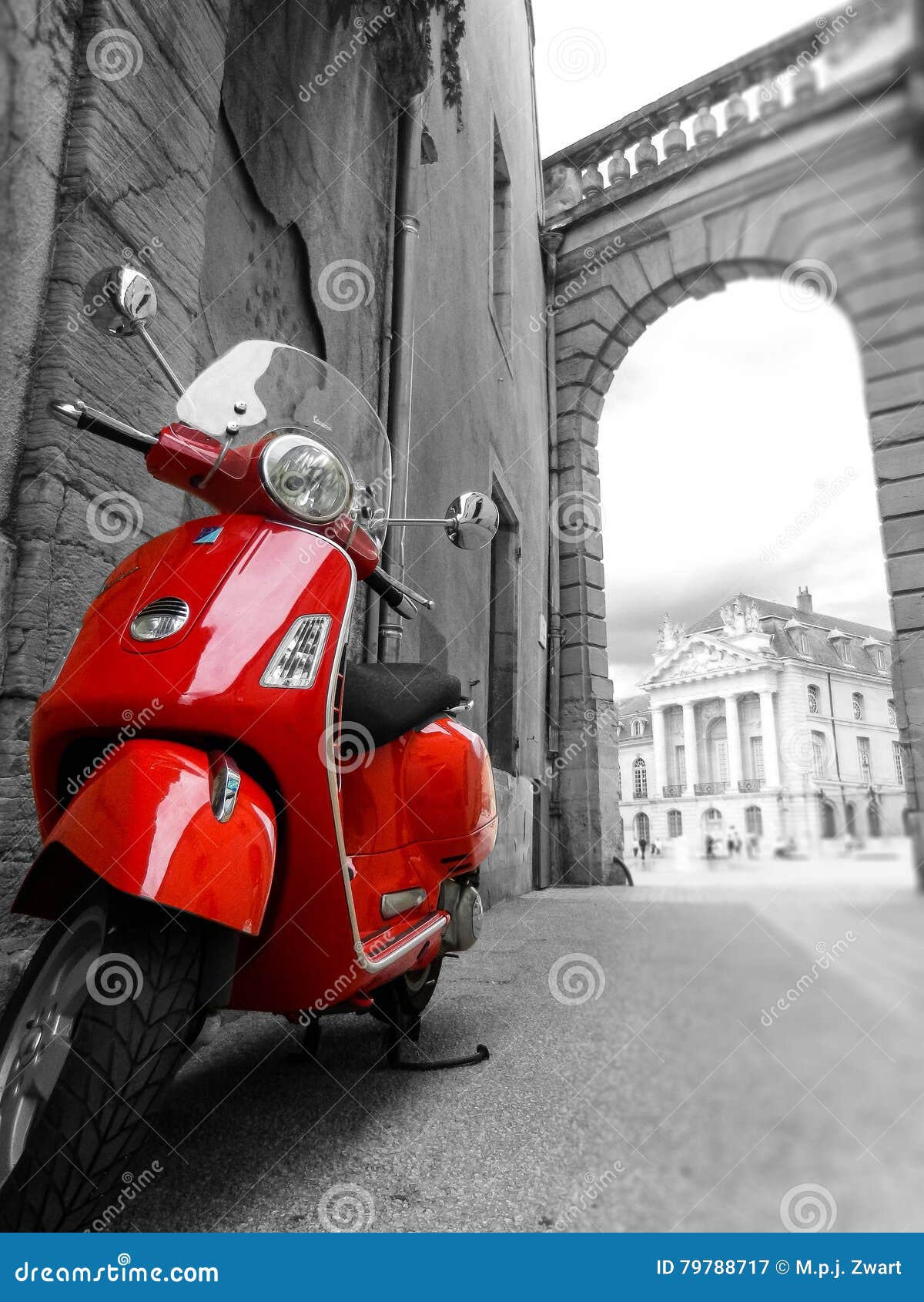 Roter Roller Mit Den Schwarzen U. Weißen Umgebungen Stockbild - Bild ...