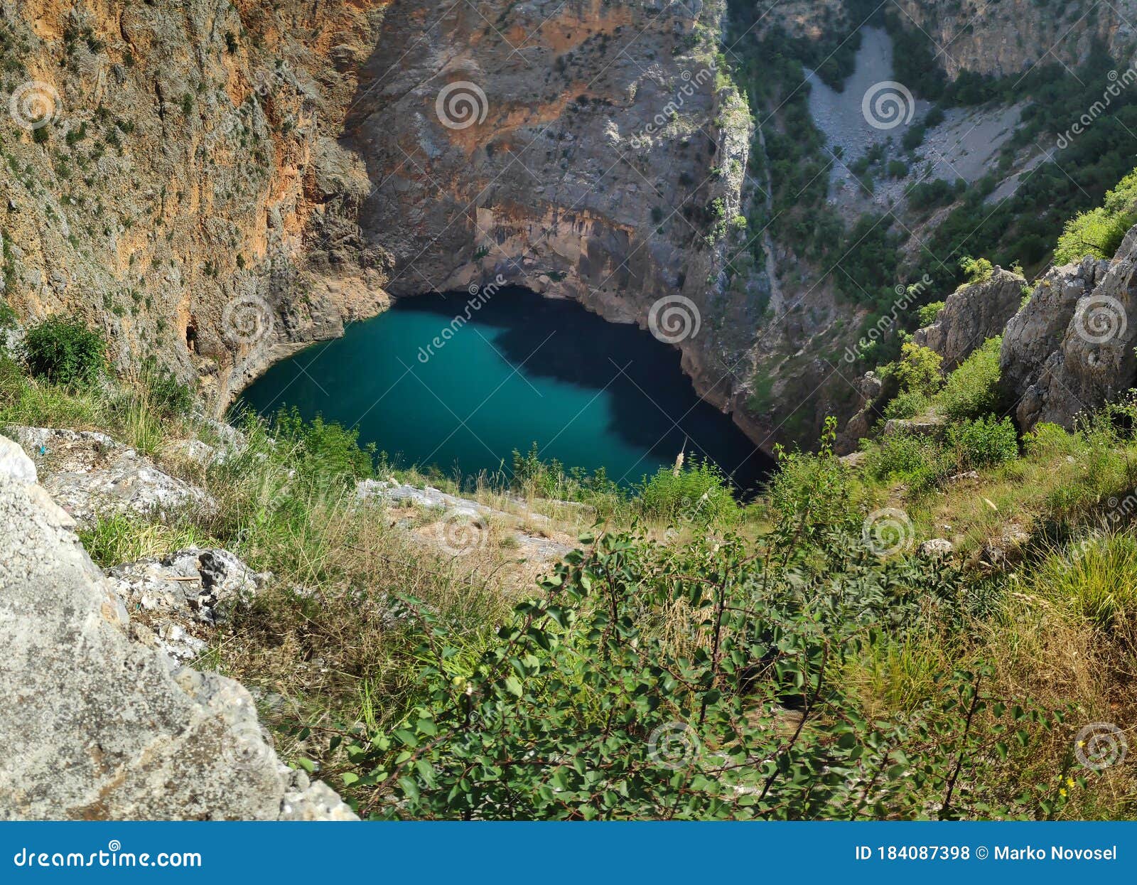 Roter See imotski Kroatien stockfoto. Bild von kroatien - 184087398