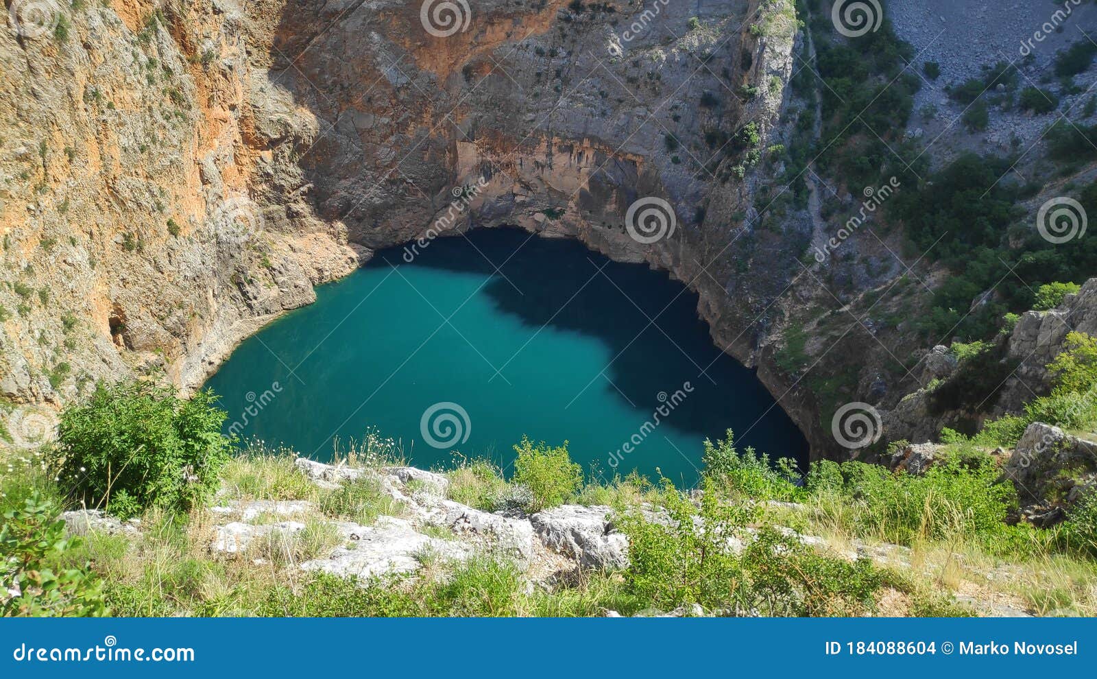 Roter See imotski Kroatien stockfoto. Bild von schlucht - 184088604