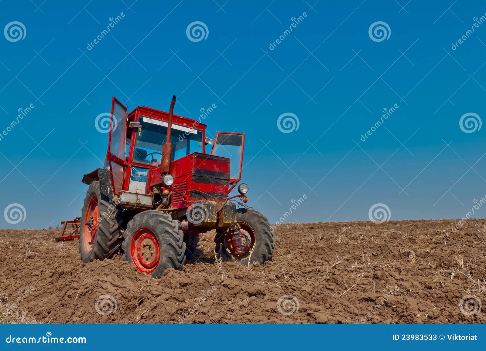 Roter Traktor stockbild. Bild von bearbeitung, laufen - 23983533