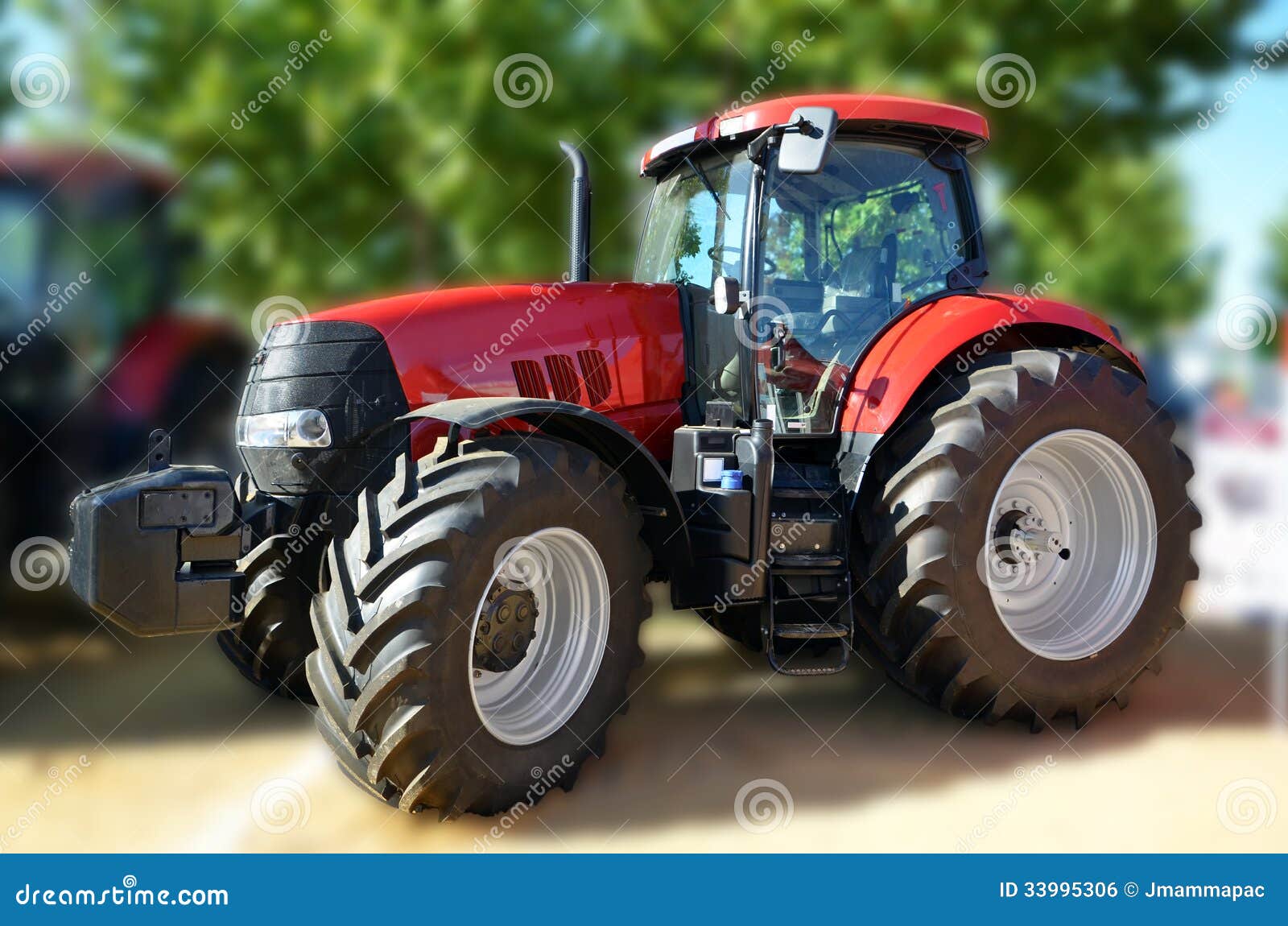 Roter Traktor stockfoto. Bild von traktor, feld, landwirtschaftlich ...