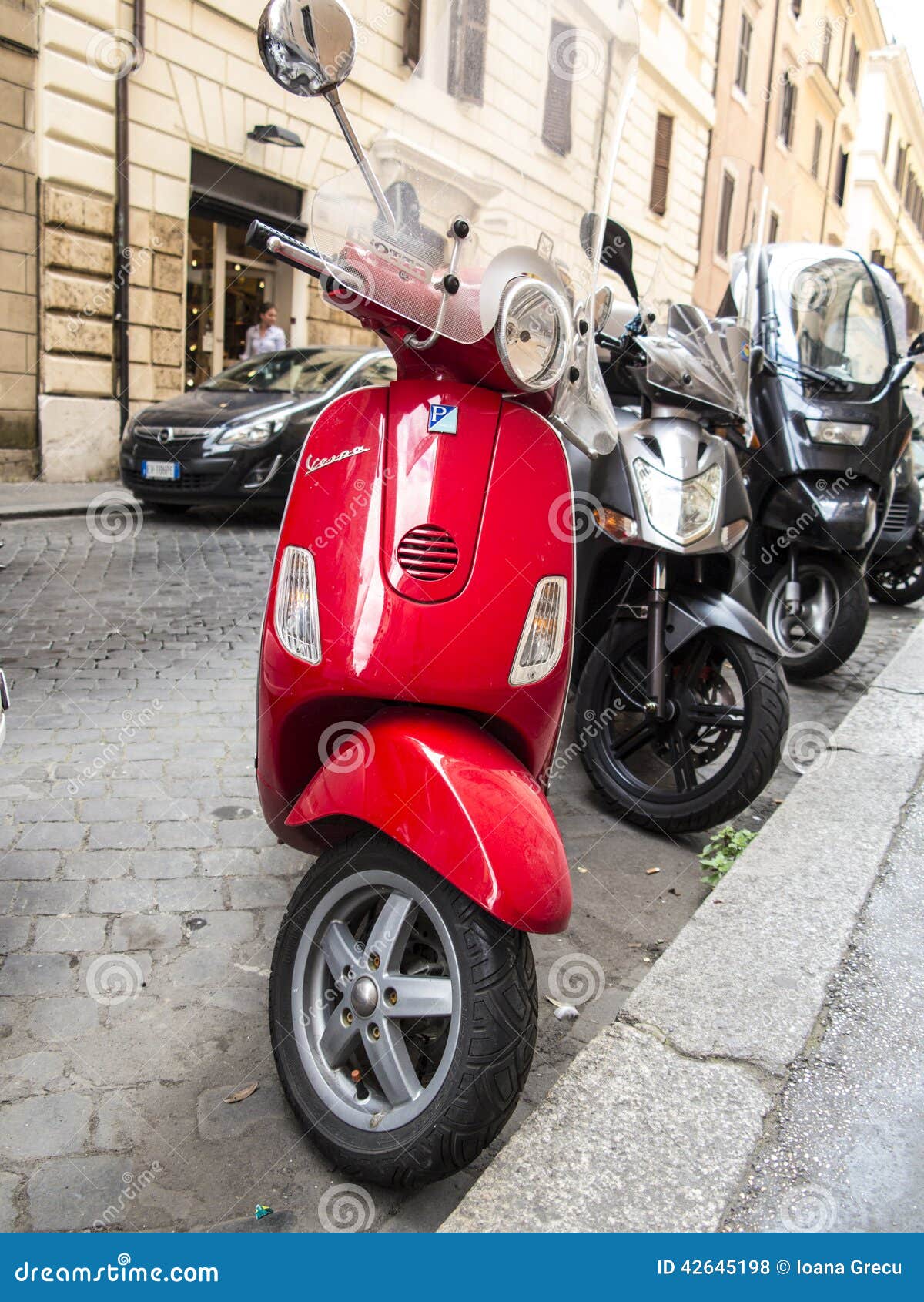 Roter Vespa-Roller redaktionelles stockfoto. Bild von europa - 42645198