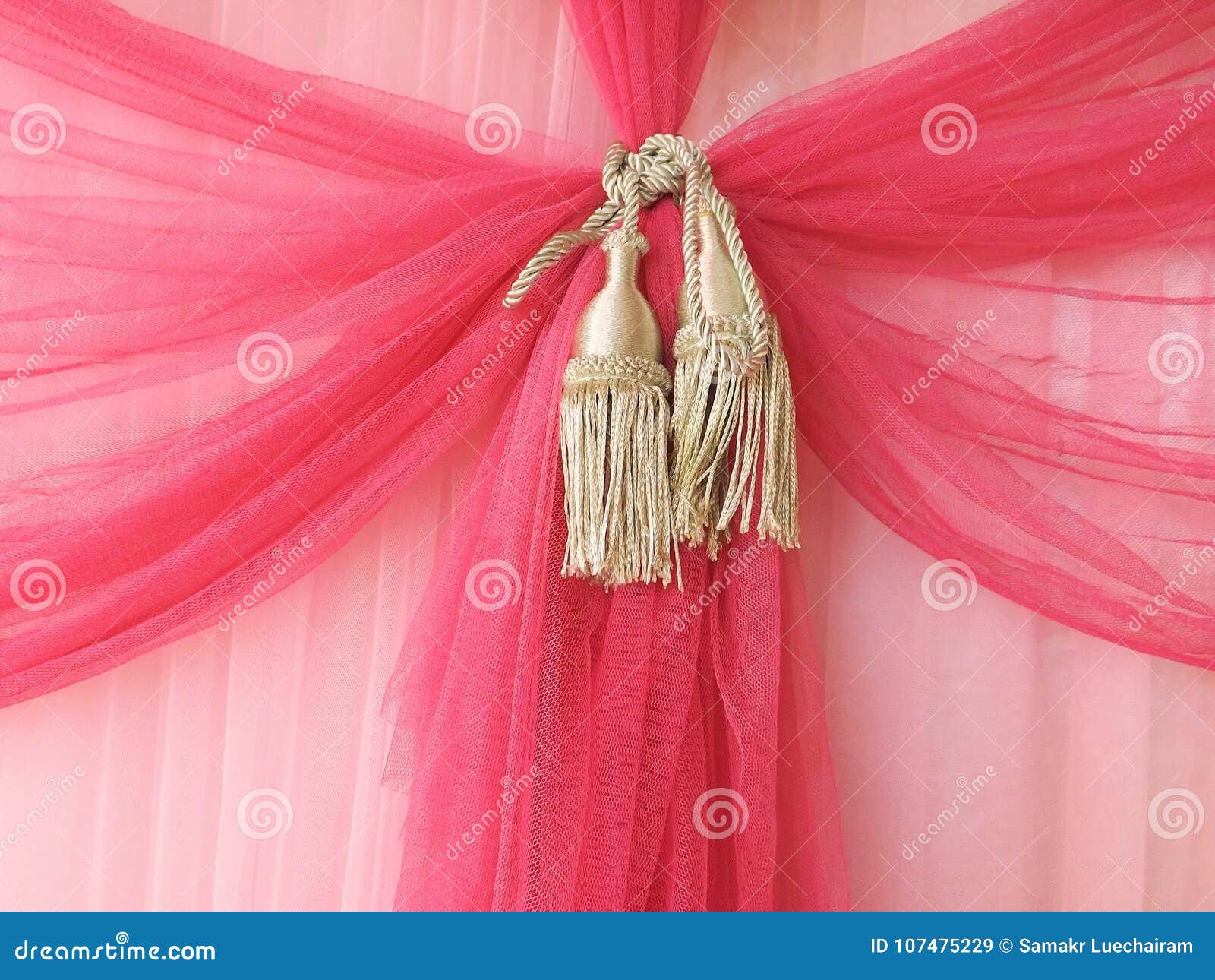 Roter Vorhang Mit Hellem Glanz Durch Stockbild - Bild von zeilen ...