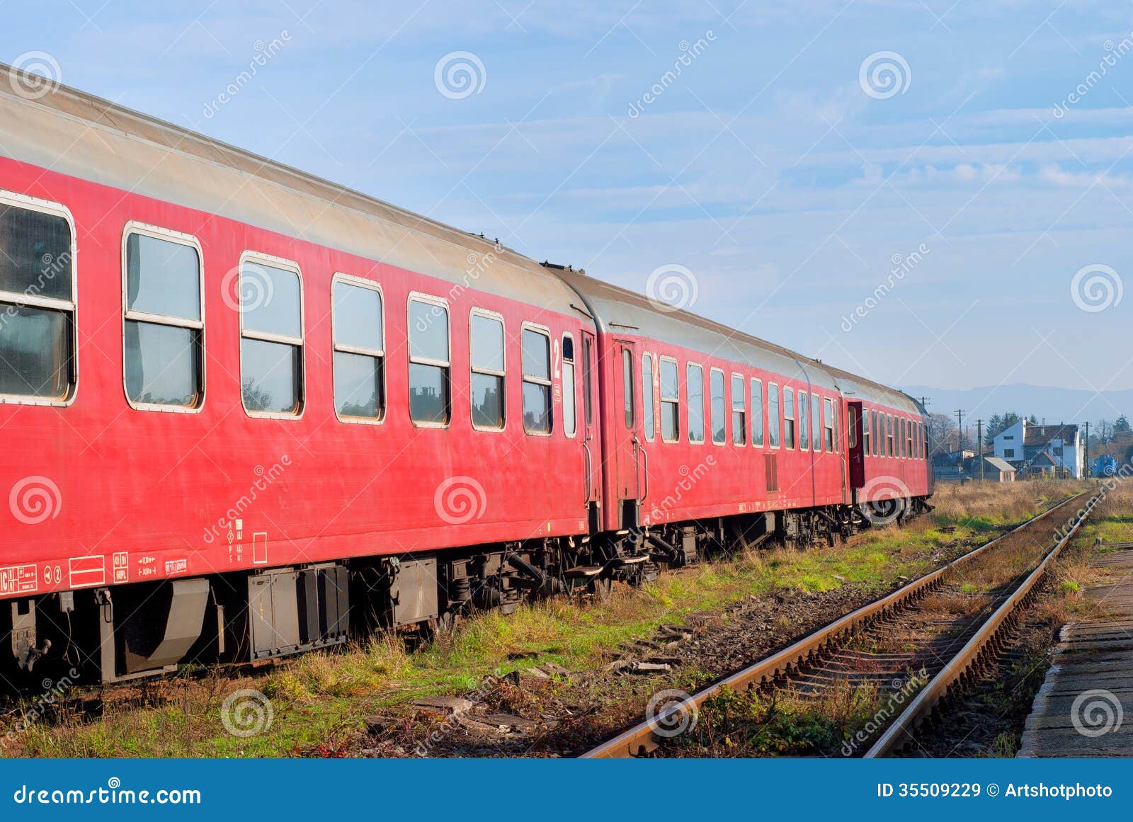 Roter Zug in der Station stockbild. Bild von plattform - 35509229
