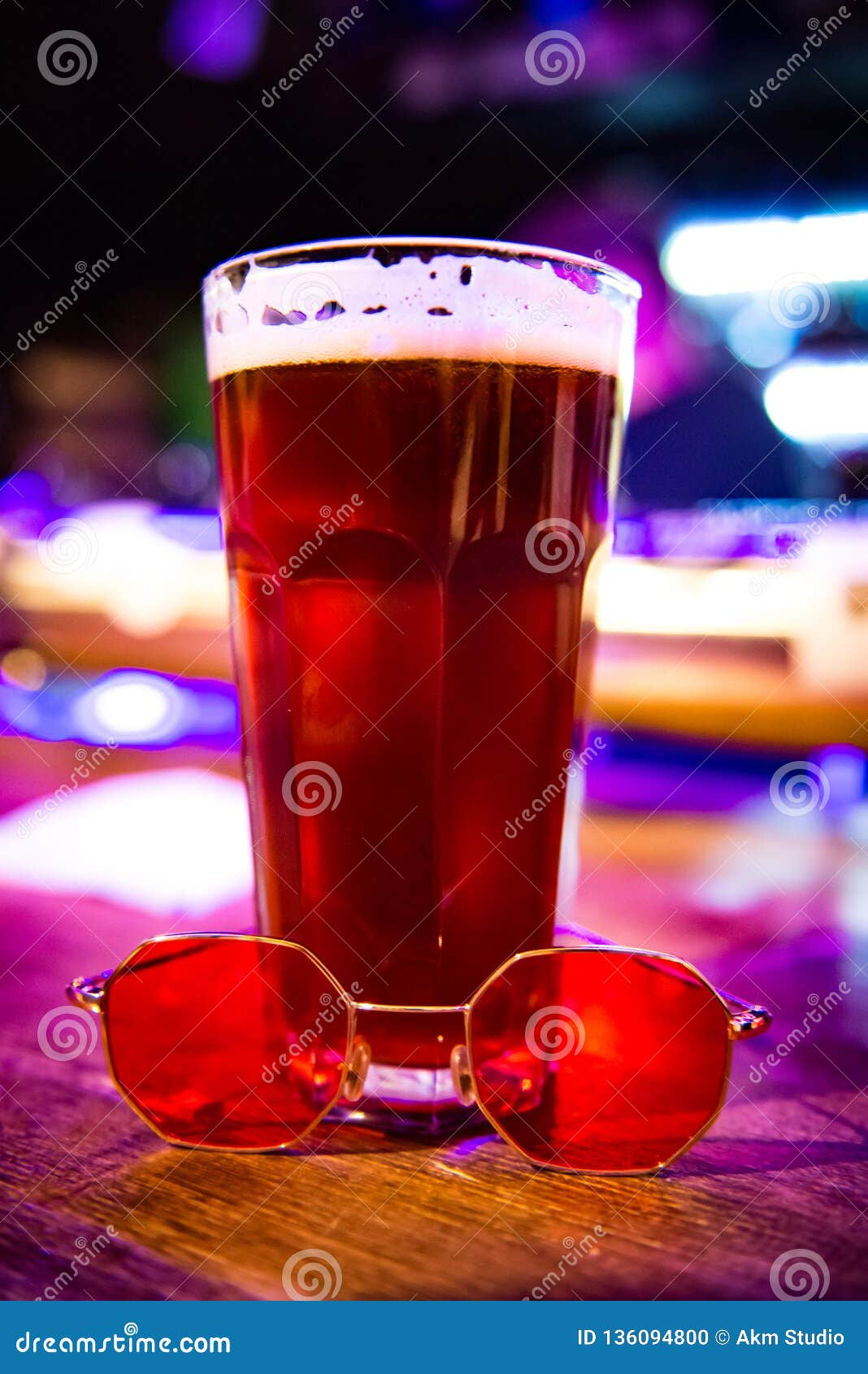 Rotes Ale stockfoto. Bild von stab, kultur, liter, freitag - 136094800