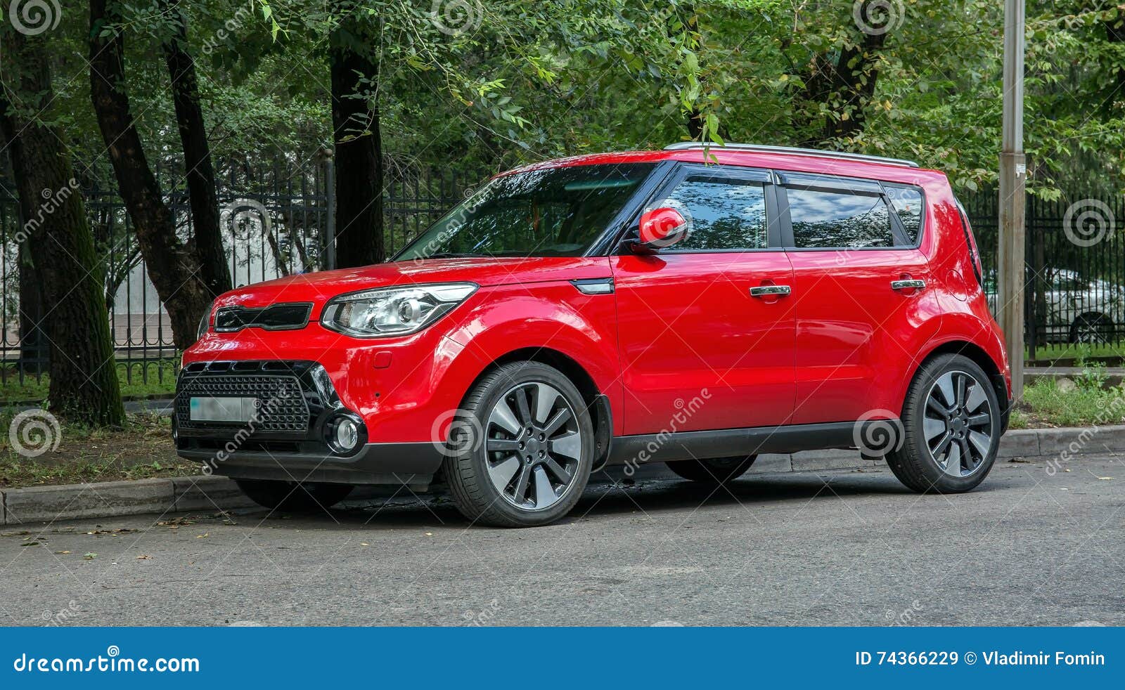 Rotes Auto Kia stockbild. Bild von entlang, reise, vorratsbehälter ...