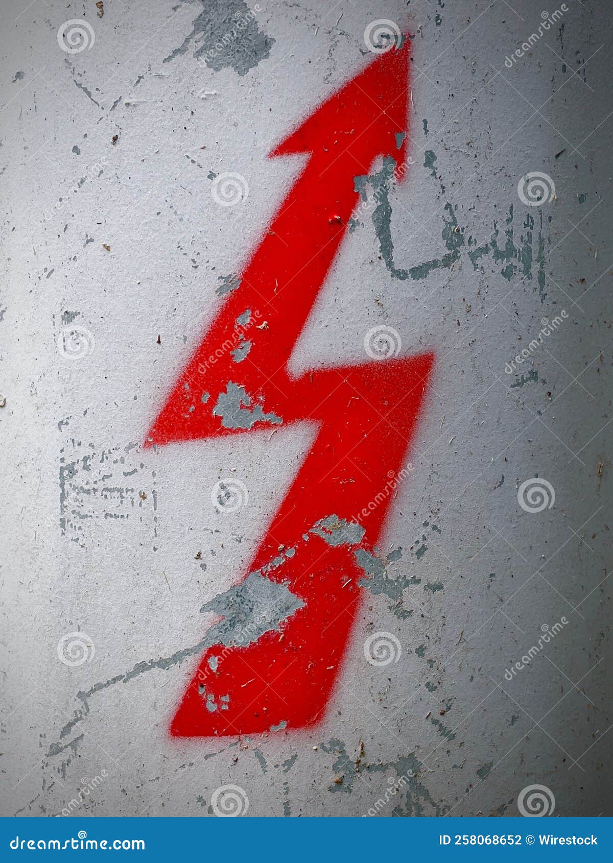 Rotes Blitzsymbol an Einer Verwitterten Wand Stockfoto - Bild von ...