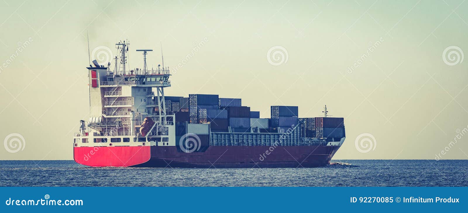 Rotes Containerschiff stockbild. Bild von segeln, industrie - 92270085