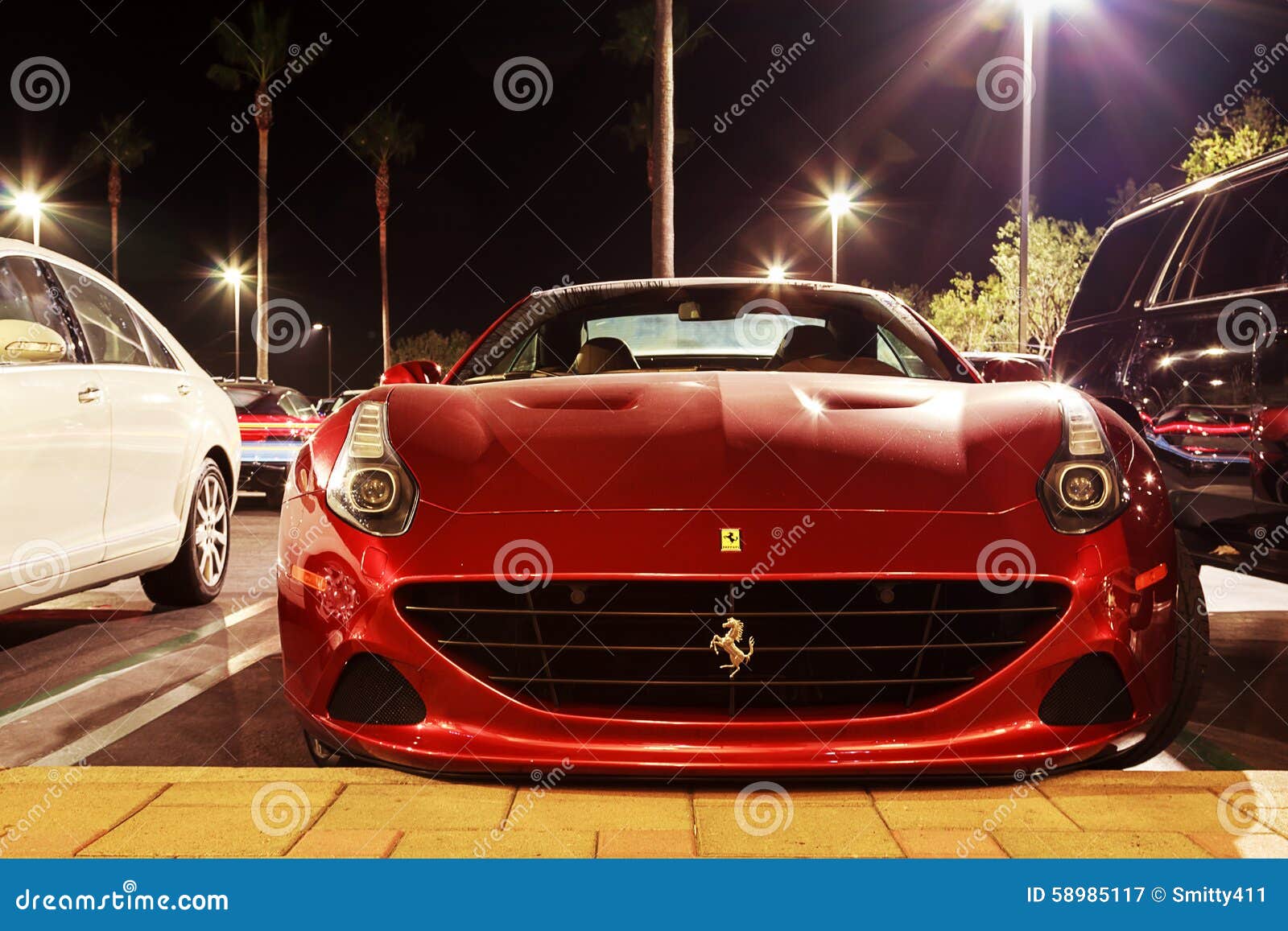 Rotes Ferrari nachts redaktionelles stockfotografie. Bild von funkeln ...