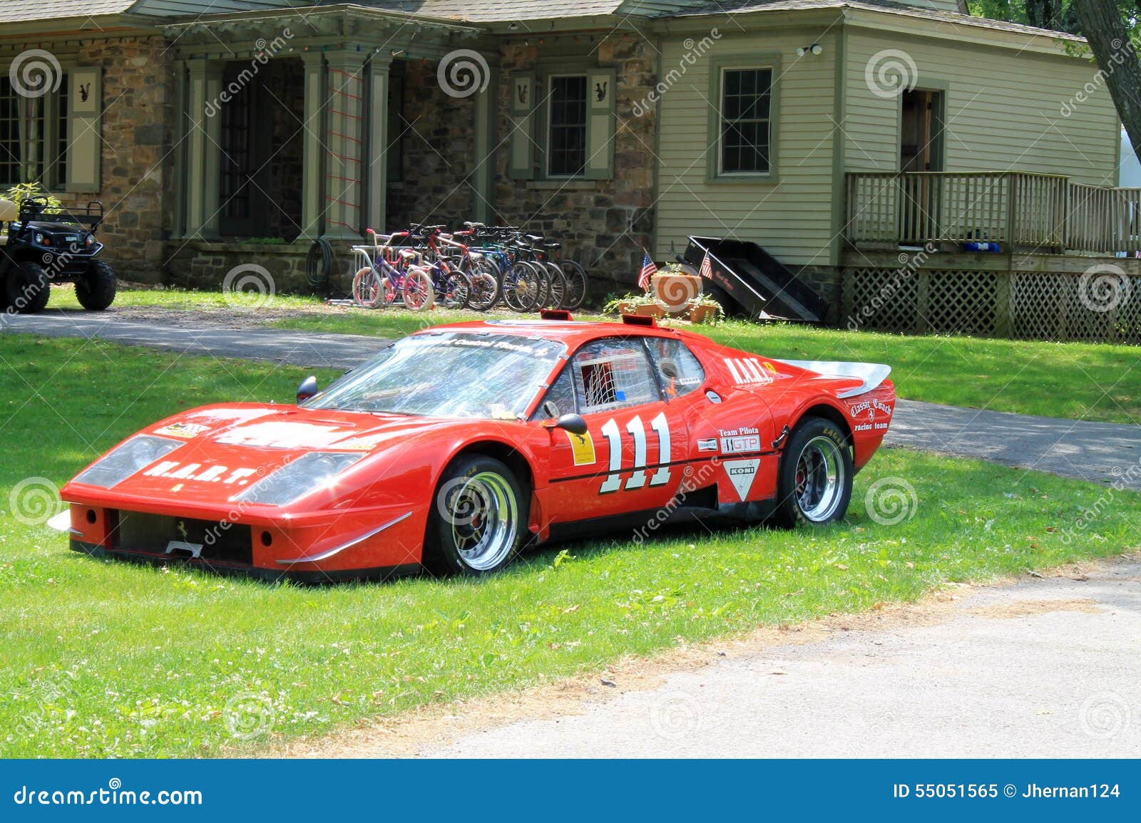 Rotes Ferrari-Rennauto redaktionelles bild. Bild von ecke - 55051565