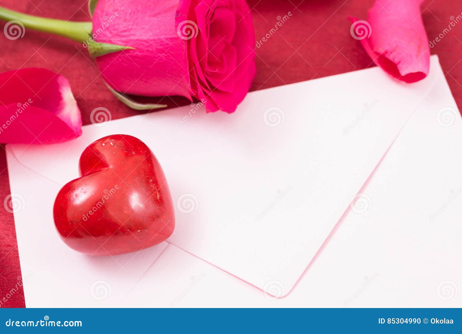 Rotes Herz Mit Rosa Umschlag- Und Rotrose Stockfoto - Bild von romanze ...