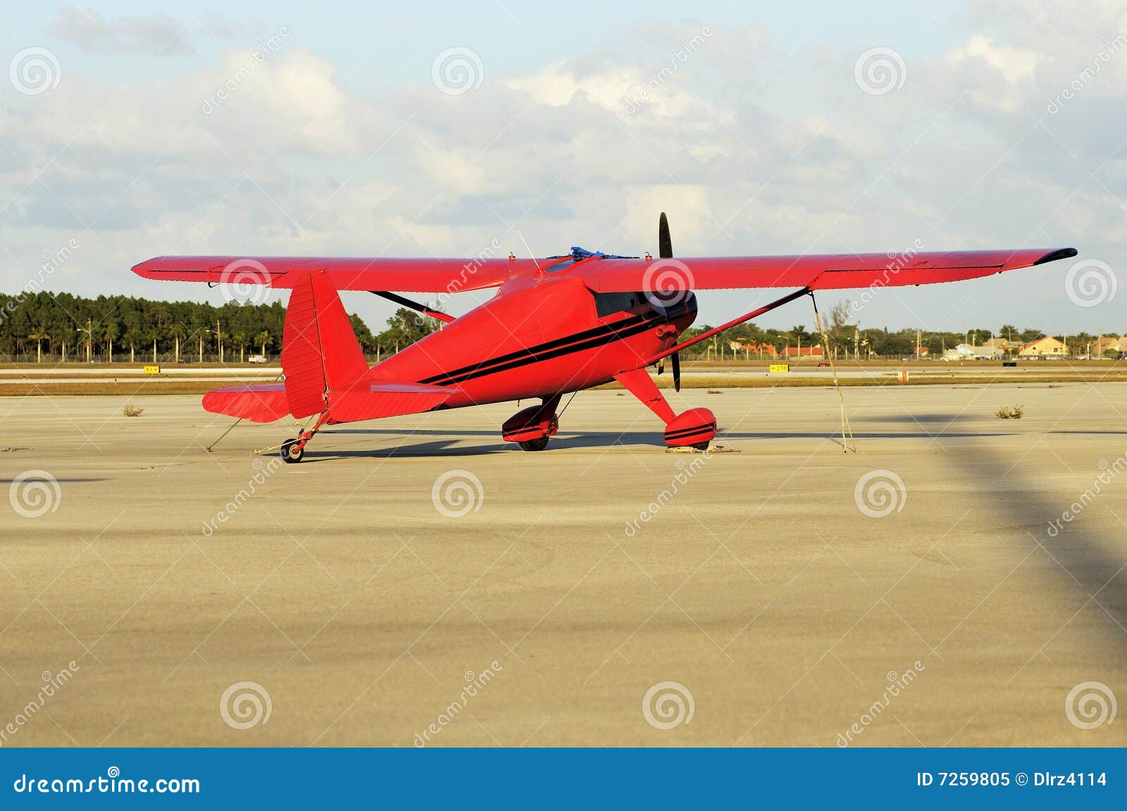 Rotes kleines Flugzeug stockbild. Bild von sonnenbeschien - 7259805