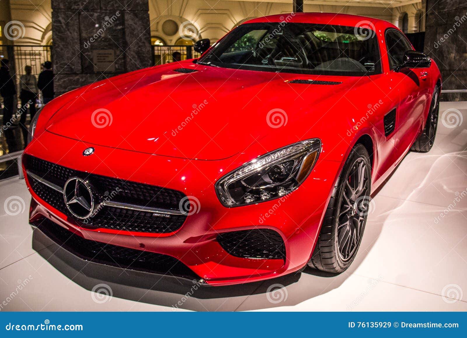 Rotes Mercedes-Auto Auf Luxusautoshow Redaktionelles Stockbild - Bild ...