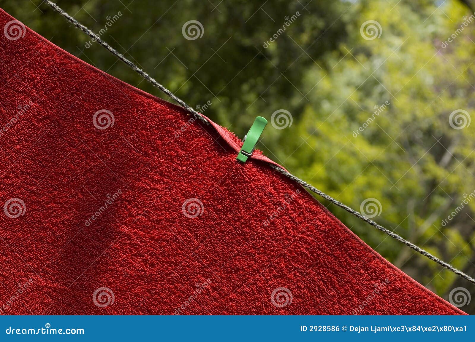 Rotes Tuch auf Draht stockfoto. Bild von wischer, tuch - 2928586