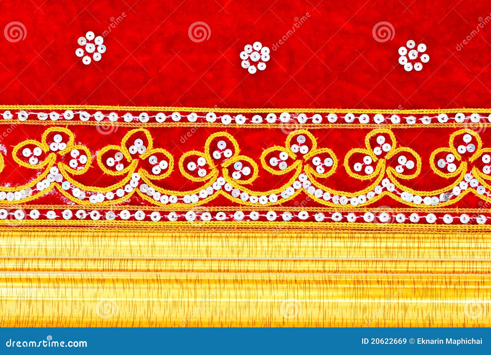 Rotes Tuch, Gestickt Und Goldholzrahmen Stockbild - Bild von auszug ...