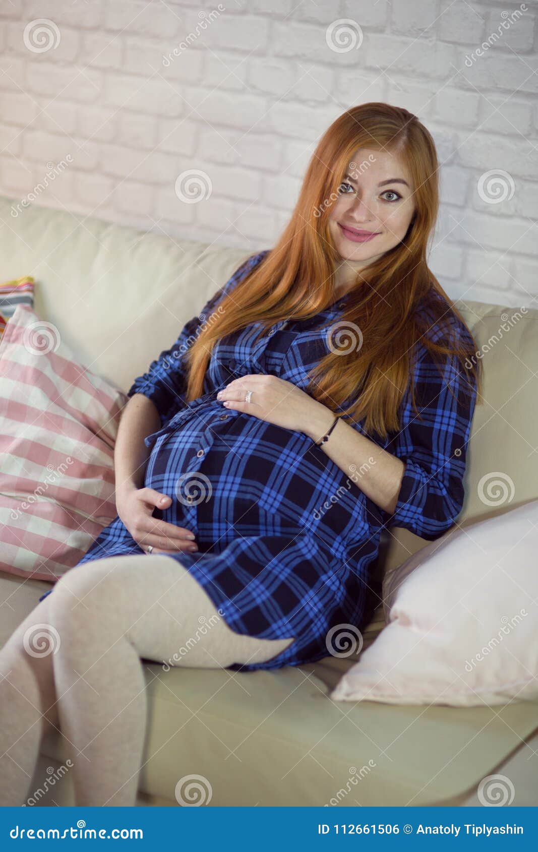 Rothaarige Junge Schwangere Frau Die Zu Hause Auf Der Couch Sitzt Und