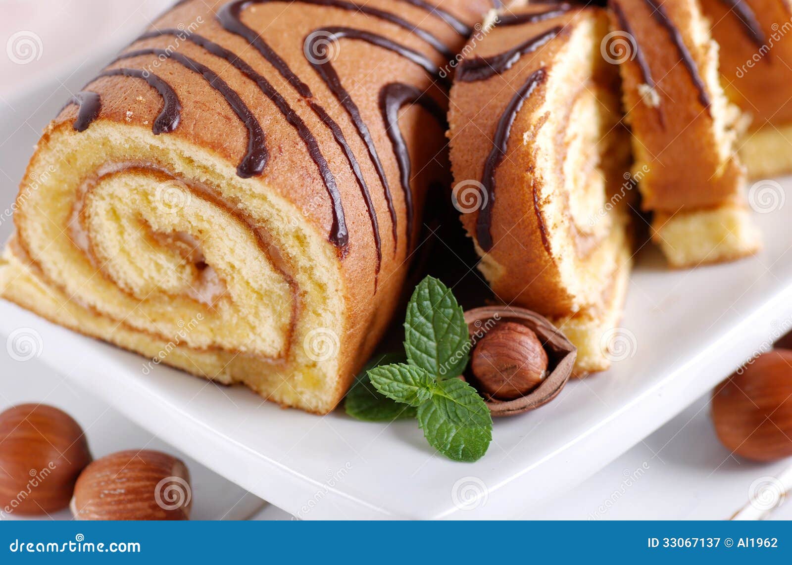 Rotolo dolce del dolce immagine stock. Immagine di torta - 33067137