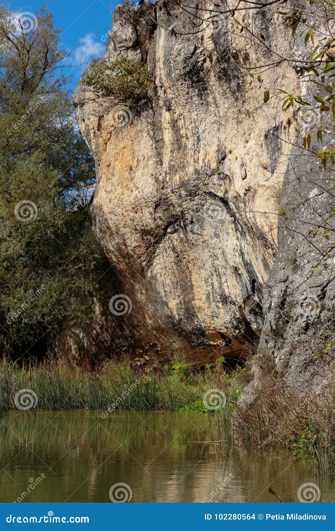 Rots en water stock foto. Image of avond, massief, europa - 102280564