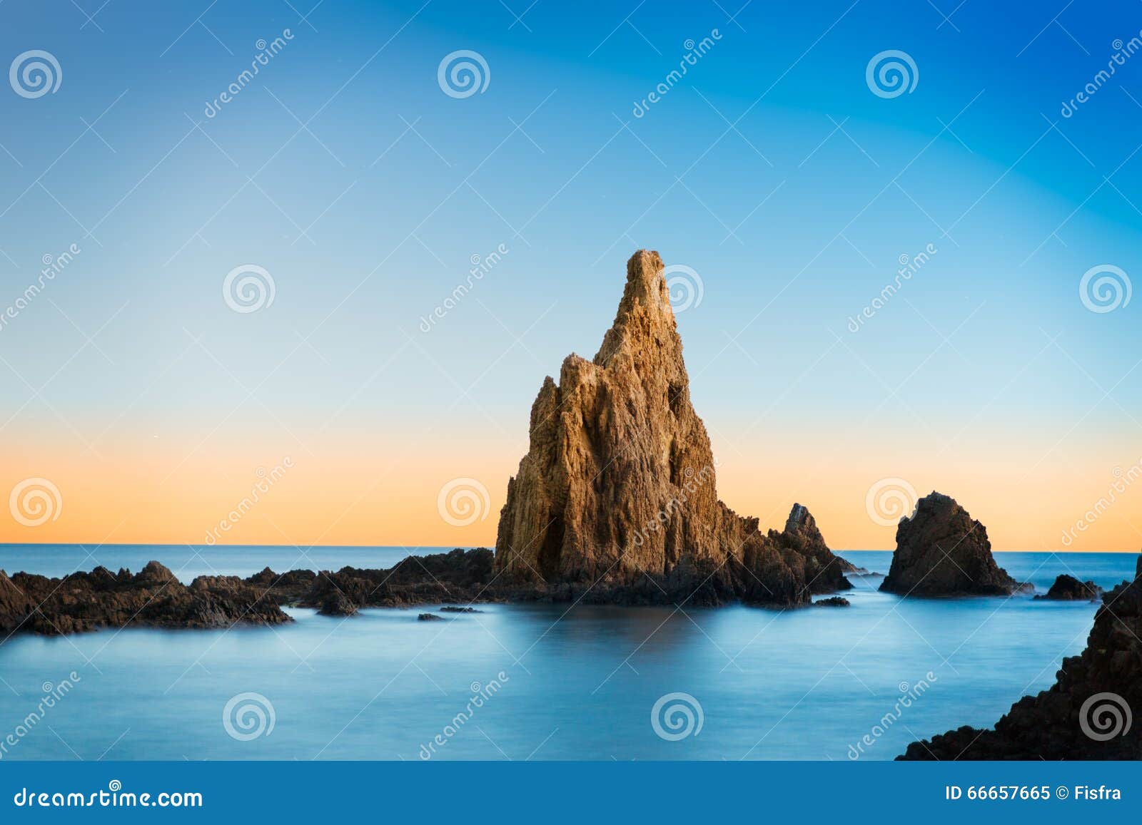 Rots in Middellandse Zee Dichtbij Cabo DE Gata, Spanje Stock Afbeelding ...