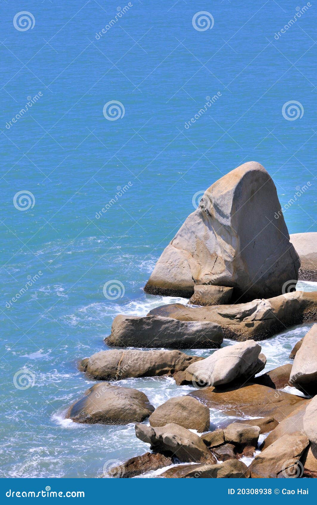 Rots in Spitse Vorm in Overzees Stock Foto - Image of water, oceaan ...