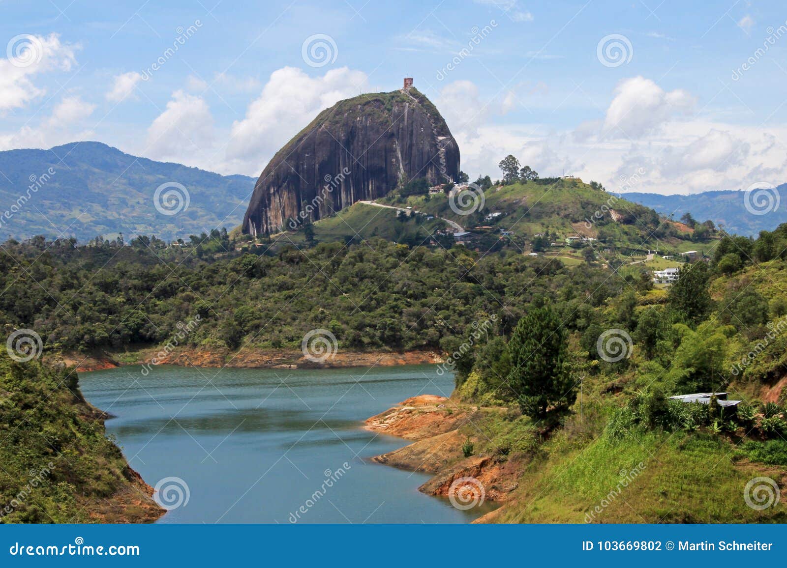 Rots Van Guatape, Piedra DE Penol, Dichtbij Medellin, Colombia Stock ... Rots Van Guatape, Piedra DE Penol, Dichtbij Medellin, Colombia Stock ...