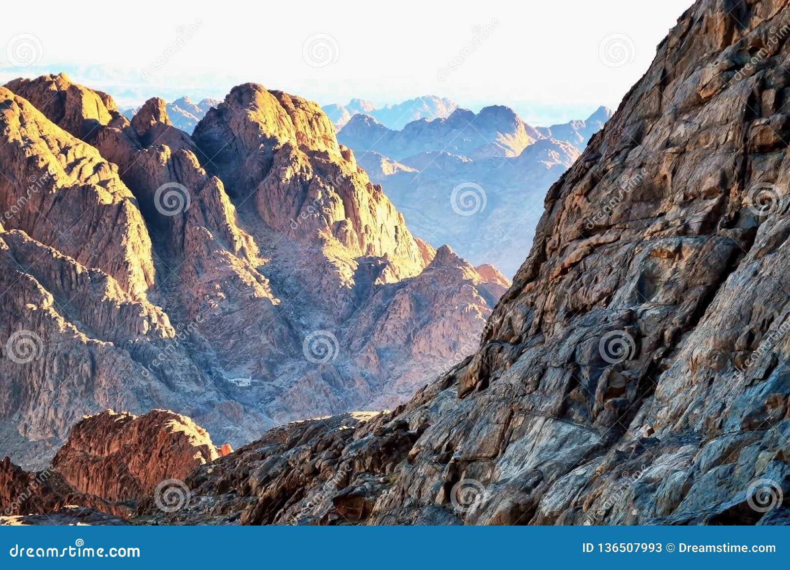 Rotsachtige Berg in De Sinai Woestijn Stock Afbeelding - Image of ...